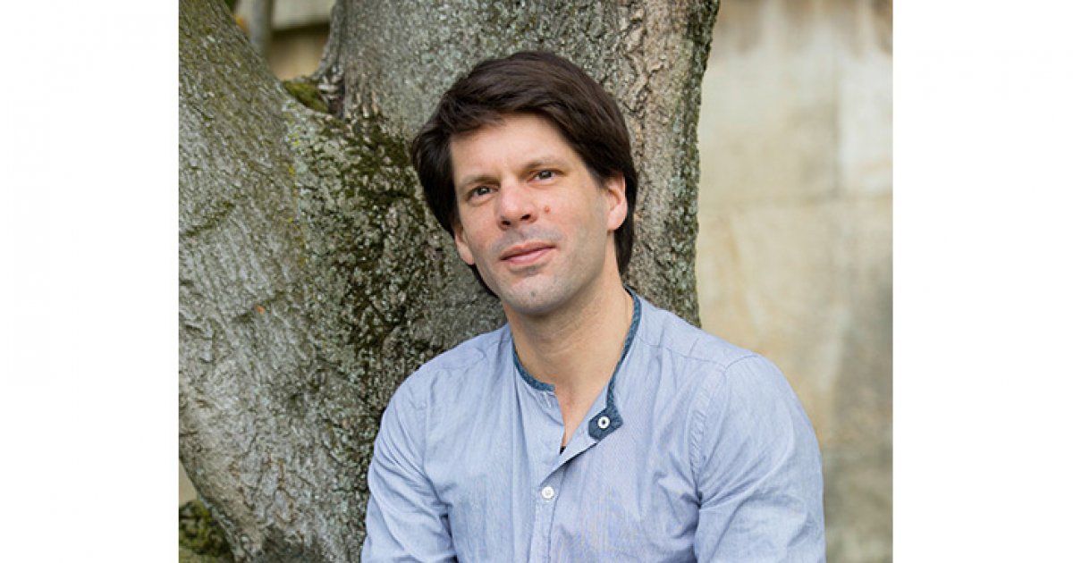 Leiser Experte mit raumgreifenden Fragen