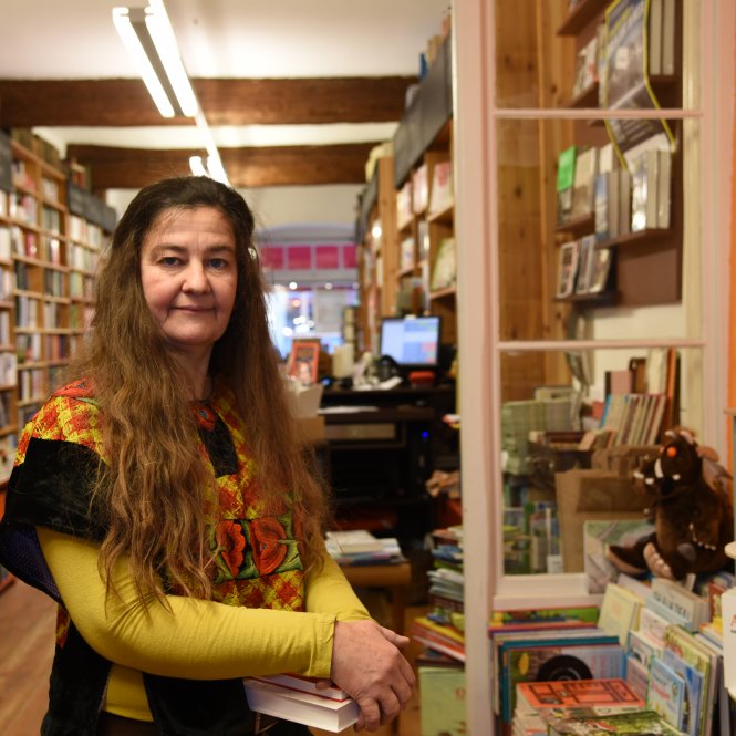 Immer auf Achse: Anna Rahm mit Büchern unterwegs in Ravensburg